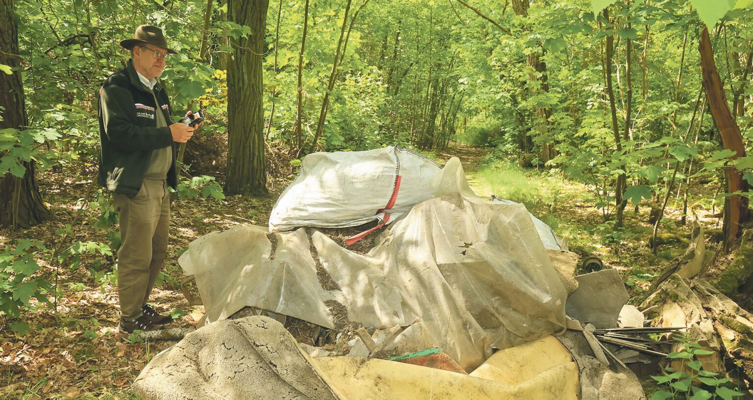 Wer schüttet seinen Dreck in den Wald? - RAZ Zeitung